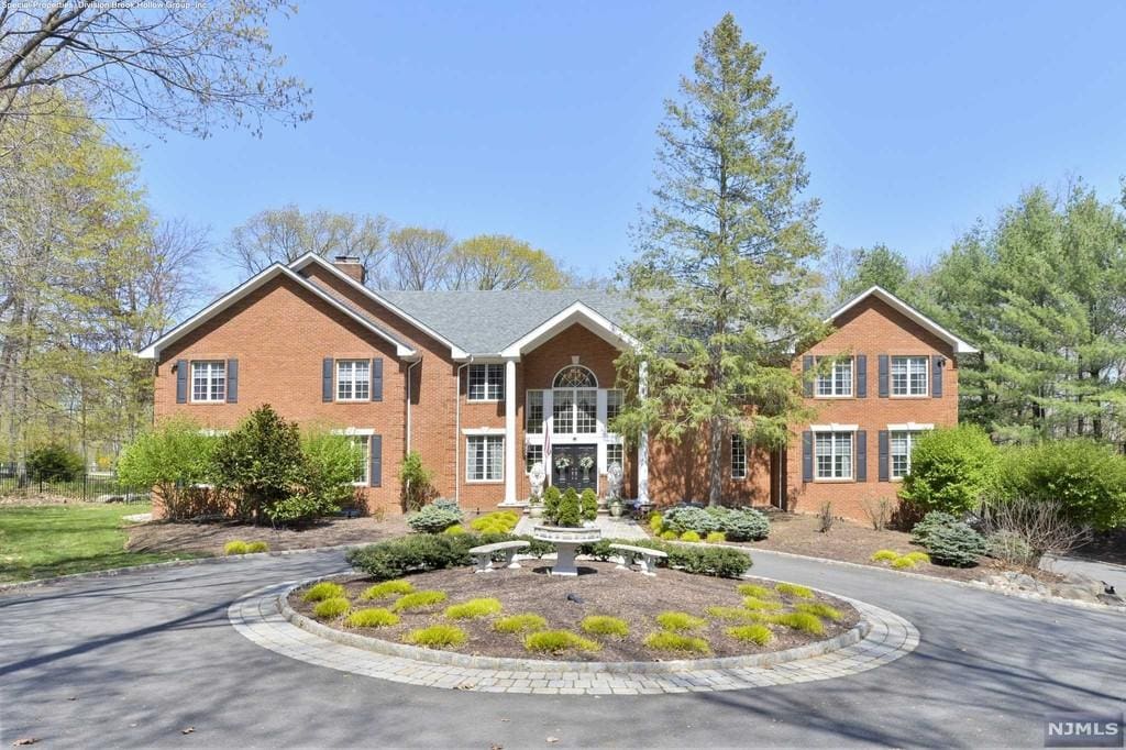 Stately Colonial Saddle River, NJ - LuxuryRealty.com